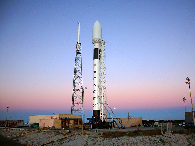 SpaceX's Falcon 9 on Launch Pad at Cape Canaveral (with photos) - SpaceRef