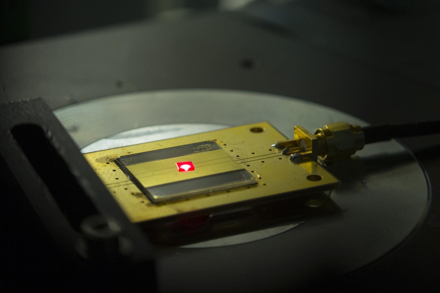 World's smallest radio receiver has building blocks the size of 2 atoms ...